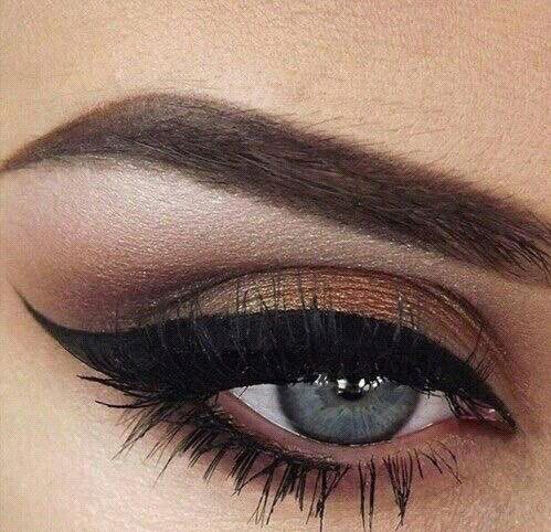Dramatic Winged Eyeliner