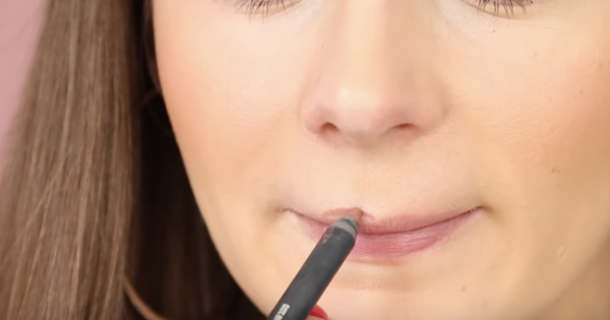 How To Manipulate Your Lip Shape In 4 Easy Ways (Overline Lip Tutorial)