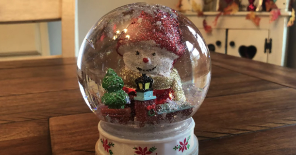 Easy Dollar Tree Christmas Snowglobe Decor Idea