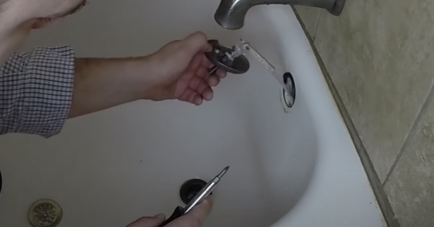 Unclog Your Bathtub Drain In Only 5 Minutes Using This Nifty Trick