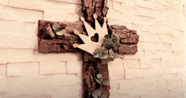How To Make An Easy Easter Cross DIY