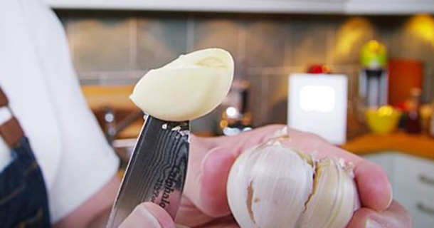 Secret DIY Garlic Peeling Hack Revealed