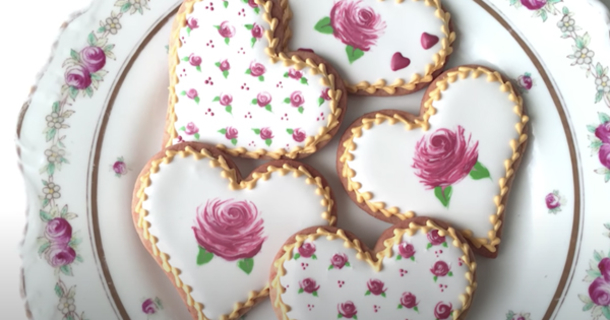 How To Make And Decorate Valentine's Day Rose Cookies