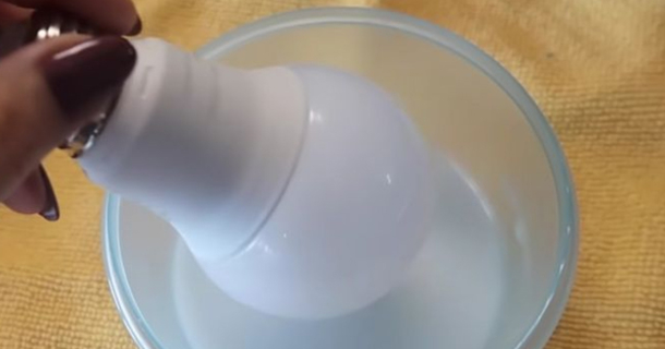 $1 Brilliant Light Bulb Cleaning Hack (What A Miracle!)