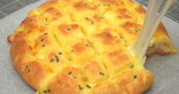 DIY Garlic Mozzarella Cheese Bread Recipe