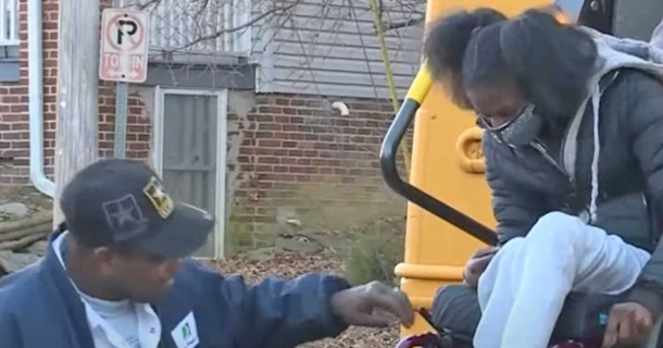 Man sees dad and daughter struggling with wheelchair so he approaches ...