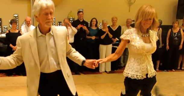 A pair was invited to the dance floor, captivates the entire audience ...