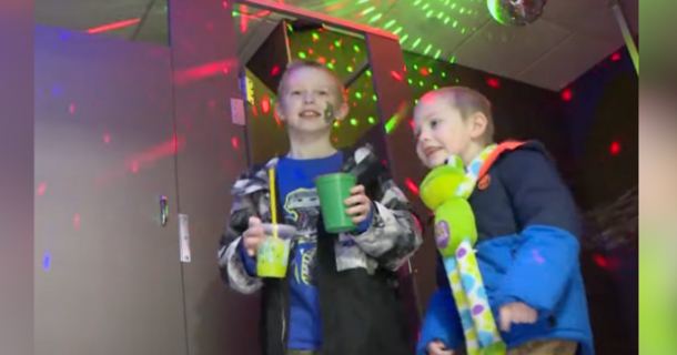 Convenience Store Restroom Turns Into a Full-Fledged Disco - You Won't ...