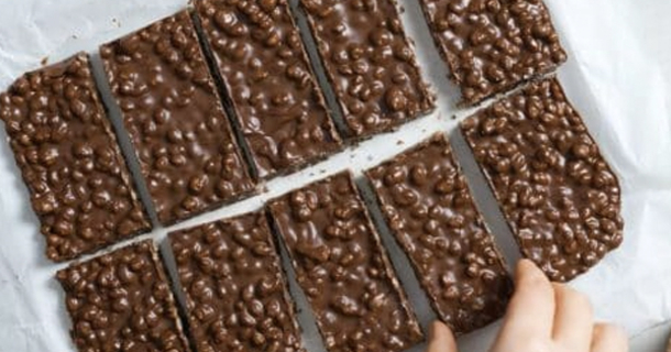 Easy 4-Ingredient Chocolate Rice Krispie Bars That Will Blow Your Mind