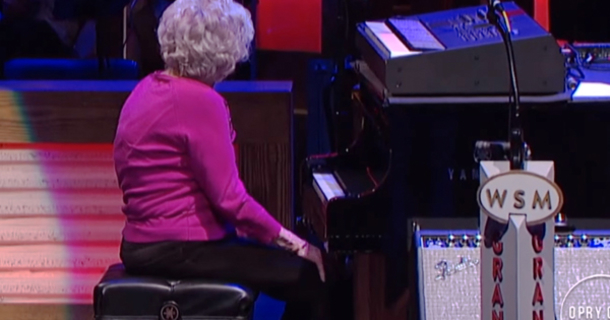98-yr-old Grandma stops singer’s concert, goes to the piano, and wows ...