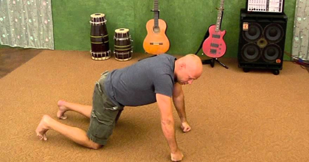 Man Demonstrates A Simple Technique That Might Save Your Life One Day!