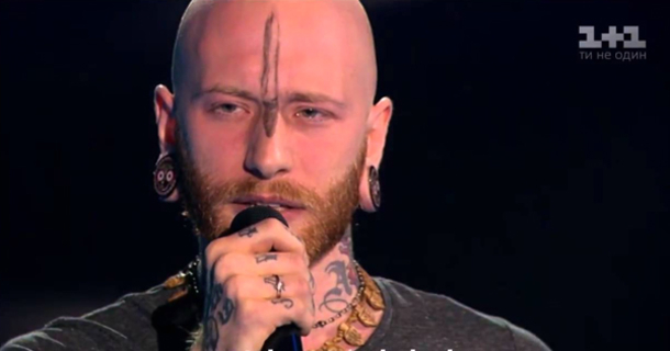 A Tattooed Singer Gives An Unexpected Performance That Rocks The Crowd!