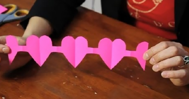 Tutorial For A Paper Heart Chain : Valentine's Day Craft